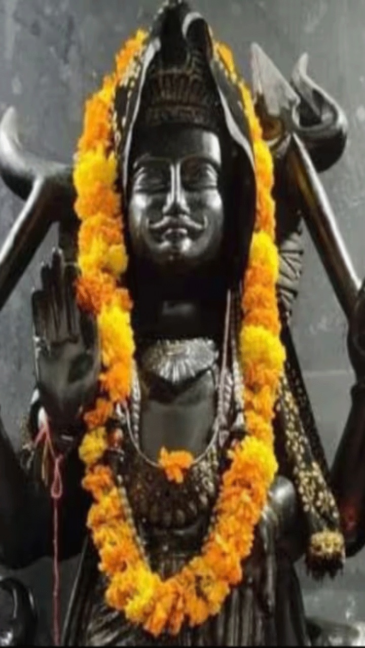 पत्नी के किस श्राप से शनि देव की आंखें रहती हैं झुकी?