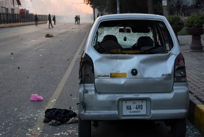 Pakistan violence: 6 killed as Imran Khan's supporters march to ...