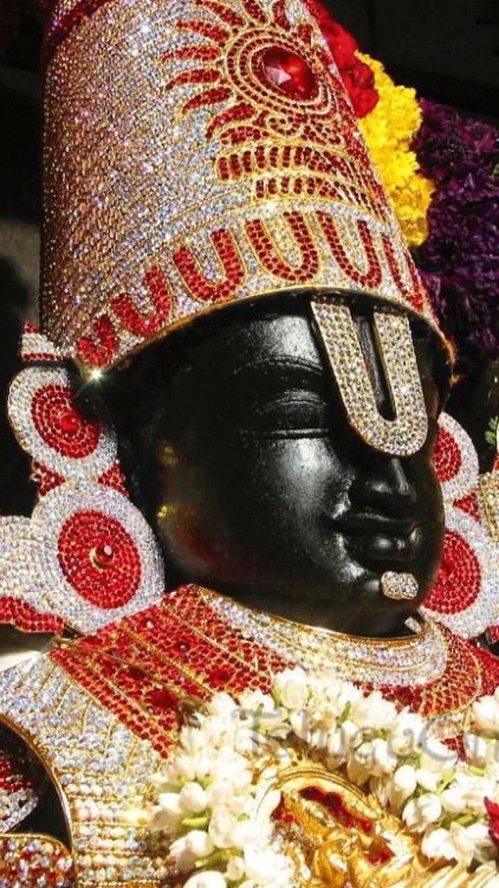 Tirupati Balaji Temple: भगवान को चढ़ाई गई चीज़ें क्यों बाहर नहीं लाई जातीं?