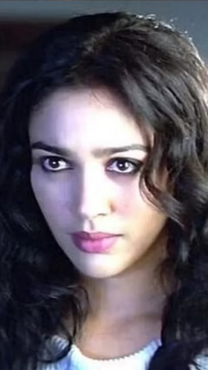 कहां गई Raaz फिल्म में भूत बनने वाली ये खूबसूरत हीरोइन?