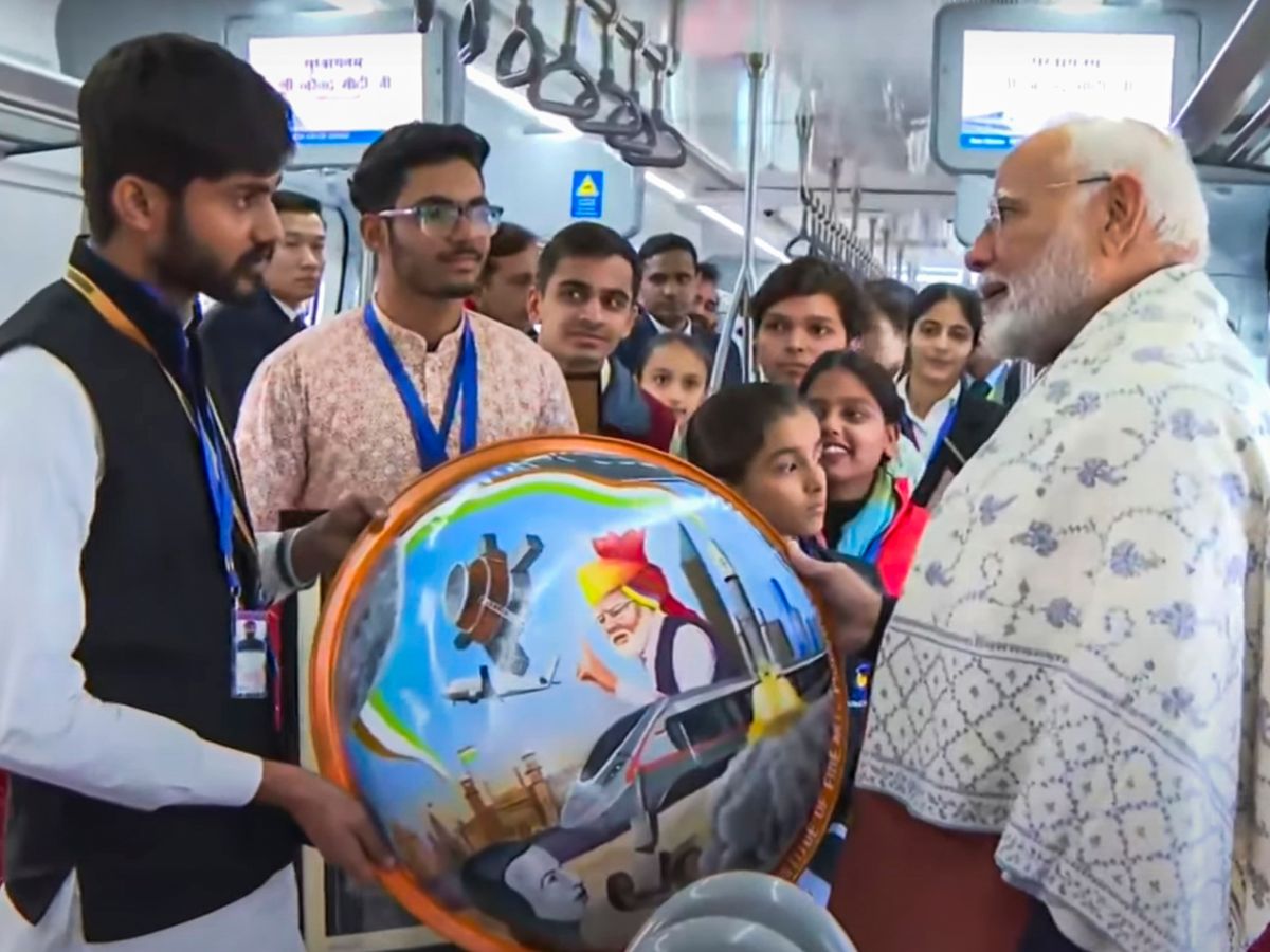 Photos: पीएम मोदी ने खुद लिया टिकट, बच्चों संग किया सफर, दिल्ली-मेरठ ...