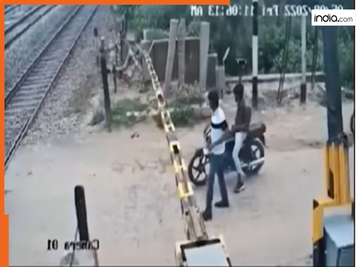 Train Ka Video: नजर पटरी पर थी मगर 'ट्रेन' सड़क से आ गई, रेलवे फाटक पर जो हुआ हिल गए सभी | देखें ...