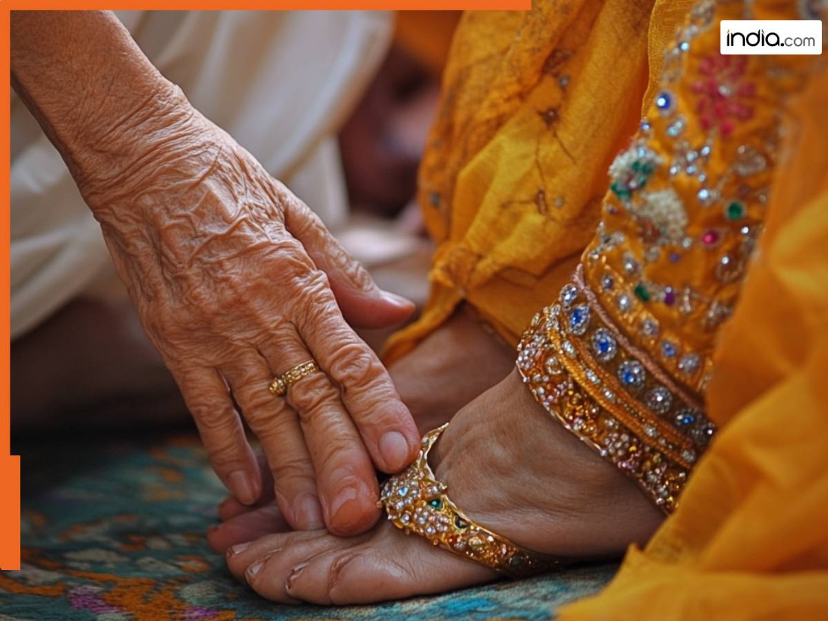 Hindu Traditions: भूलकर भी नहीं छूने चाहिए इन 5 लोगों के पैर, आशीर्वाद ...