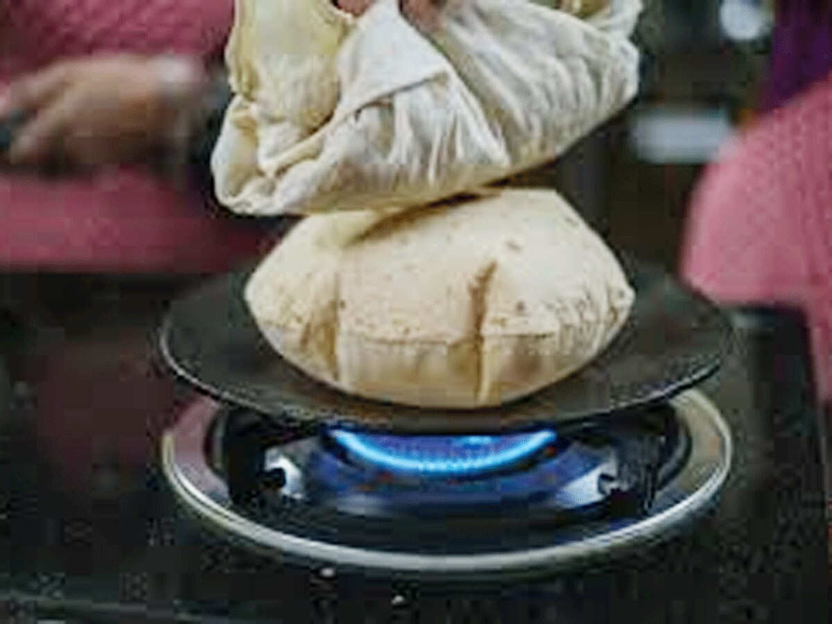 Jyotish Shastra: रोटी बनाते वक्त भूलकर भी न करें ये गलतियां, मां ...