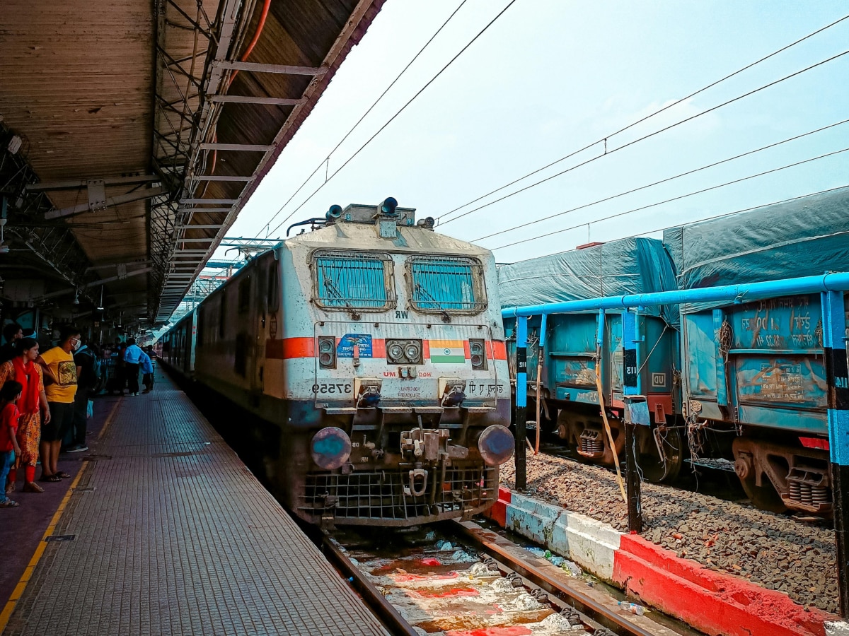 कैसे बनें रेलवे में TTE? सैलरी, योग्यता और पूरा प्रोसेस जानिए यहां!