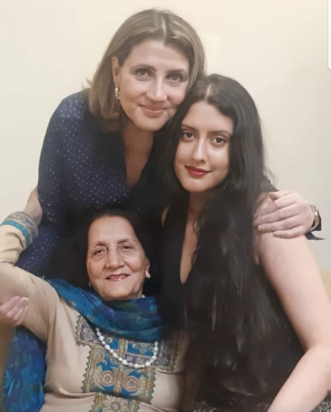 Sunny Deol's real sistersVijeeta and Ajeetalead a private life, their ...