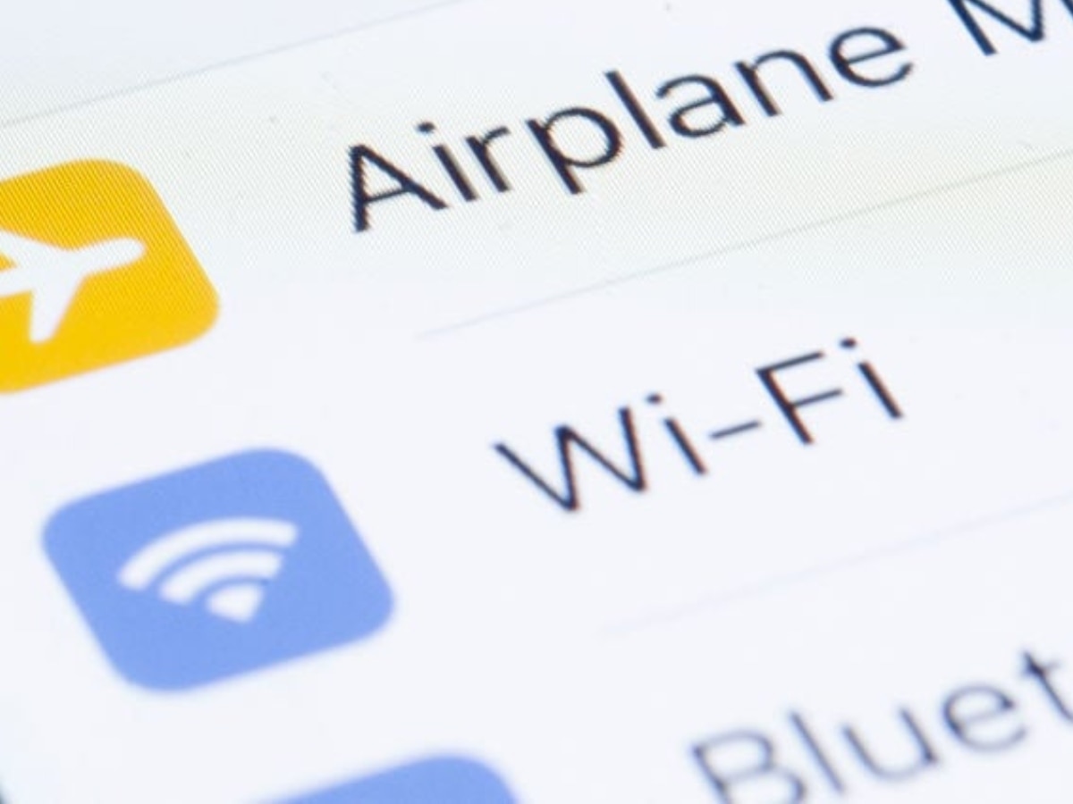 Flight टेक ऑफ से पहले मोबाइल में क्यों लगाते हैं Airplane Mode? 90% लोग नहीं जानते असली कारण