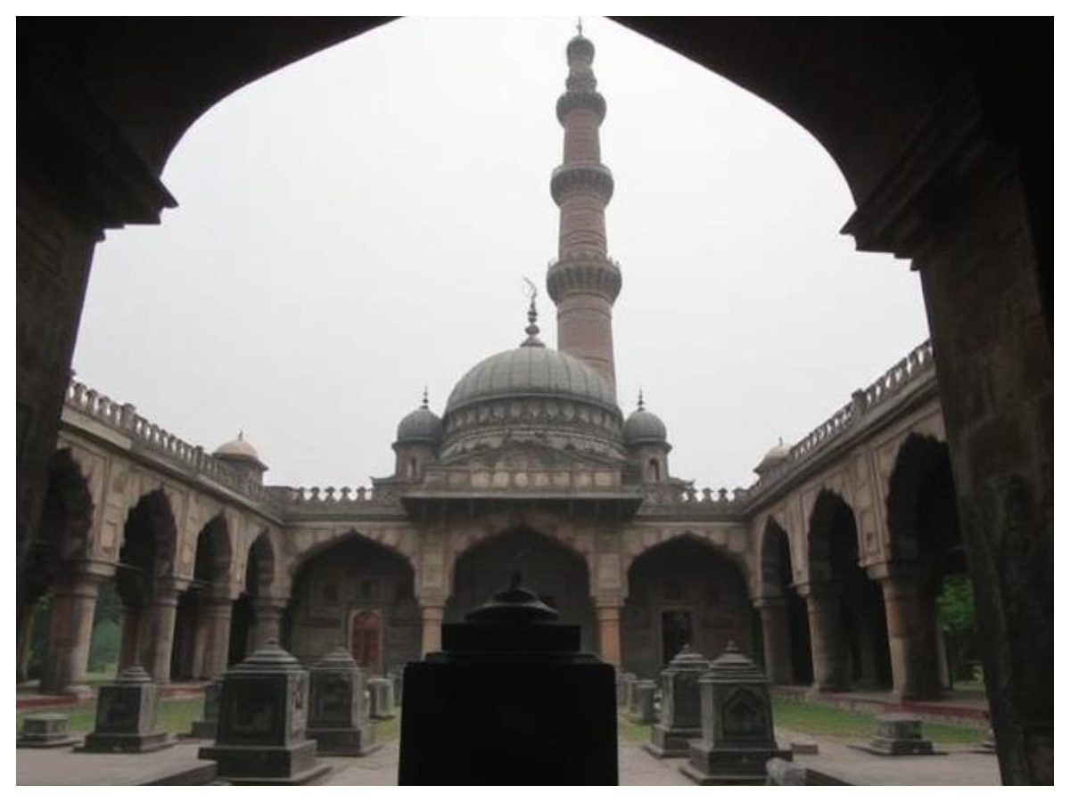 कुतुब मीनार के ठीक बगल में है ये भूतिया मस्जिद, कब्रों में लगा है ताला ...