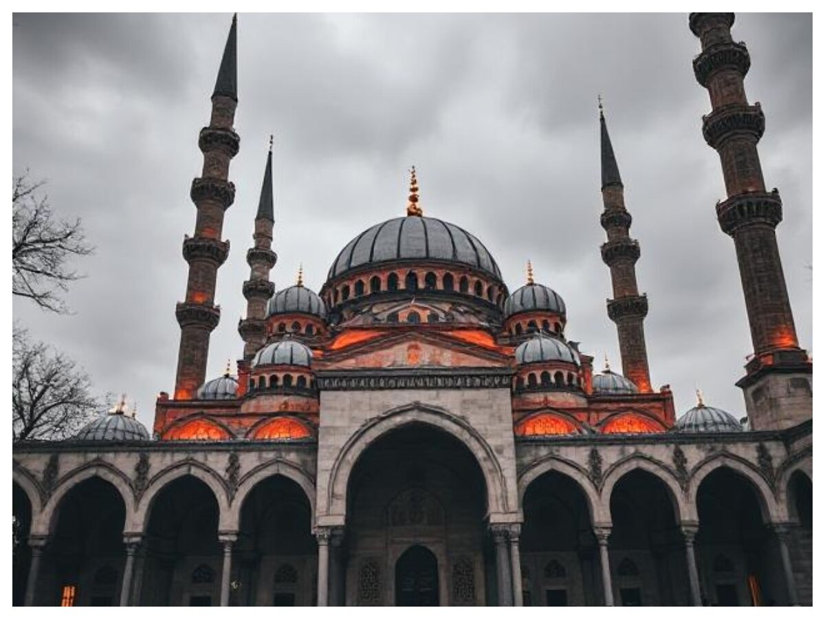 कुतुब मीनार के ठीक बगल में है ये भूतिया मस्जिद, कब्रों में लगा है ताला ...