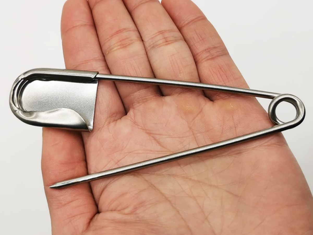 Safety Pin का आविष्कार कैसे हुआ था? इसे आलपिन कहना क्यों है गलत, बड़ी ...