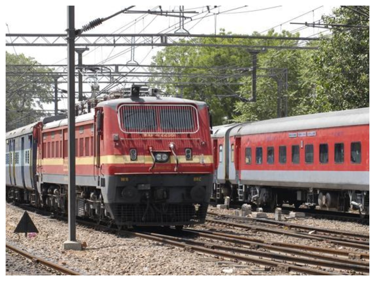 Indian Railways: फ्लाइट की तरह ट्रेन में भी होती है सामान ले जाने की ...