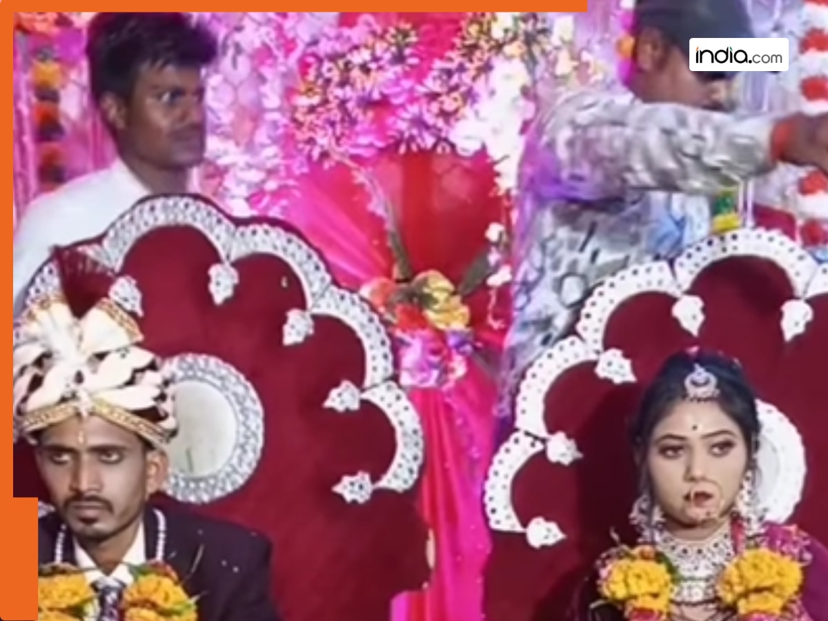 Dulha-Dulhan Ka Video: जयमाला के दौरान स्टेज पर बारातियों के चढ़ते ही ...
