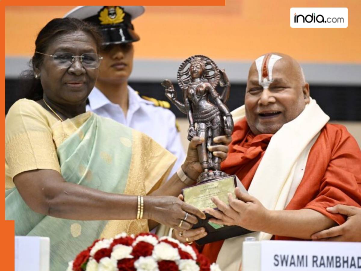 कौन हैं स्वामी रामभद्राचार्य? राष्ट्रपति ने ज्ञानपीठ पुरस्कार से किया ...