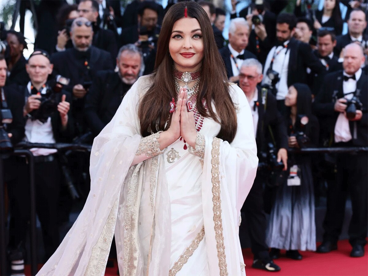 Aishwarya Rai को सिंदूर और साड़ी में देख फिदा हुए फैंस....पर चुप क्यों हैं पति और ससुर? लोग ...