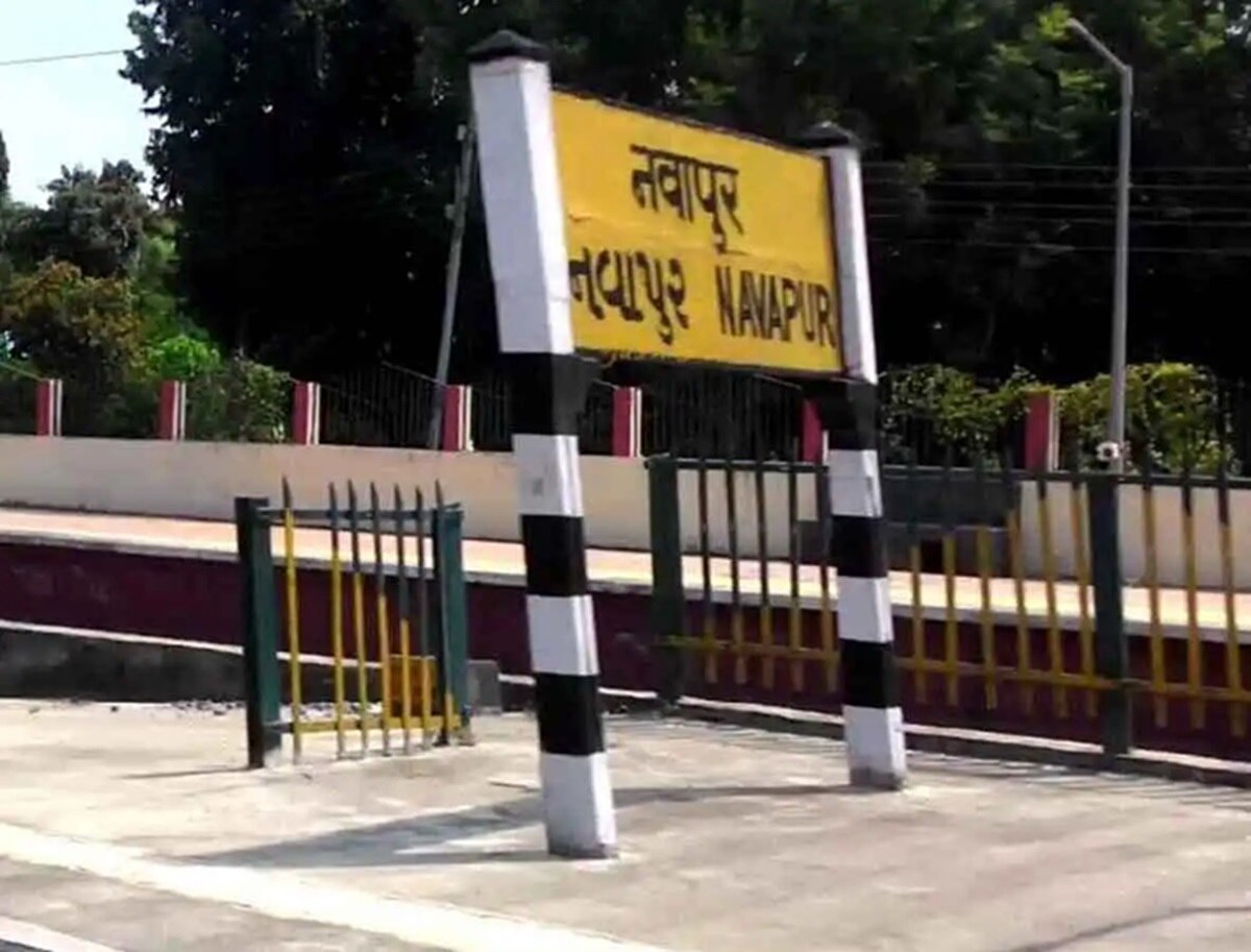 अनोखा रेलवे स्टेशन, टिकट काउंटर एक राज्य में, स्टेशन मास्टर का ऑफिस और ...