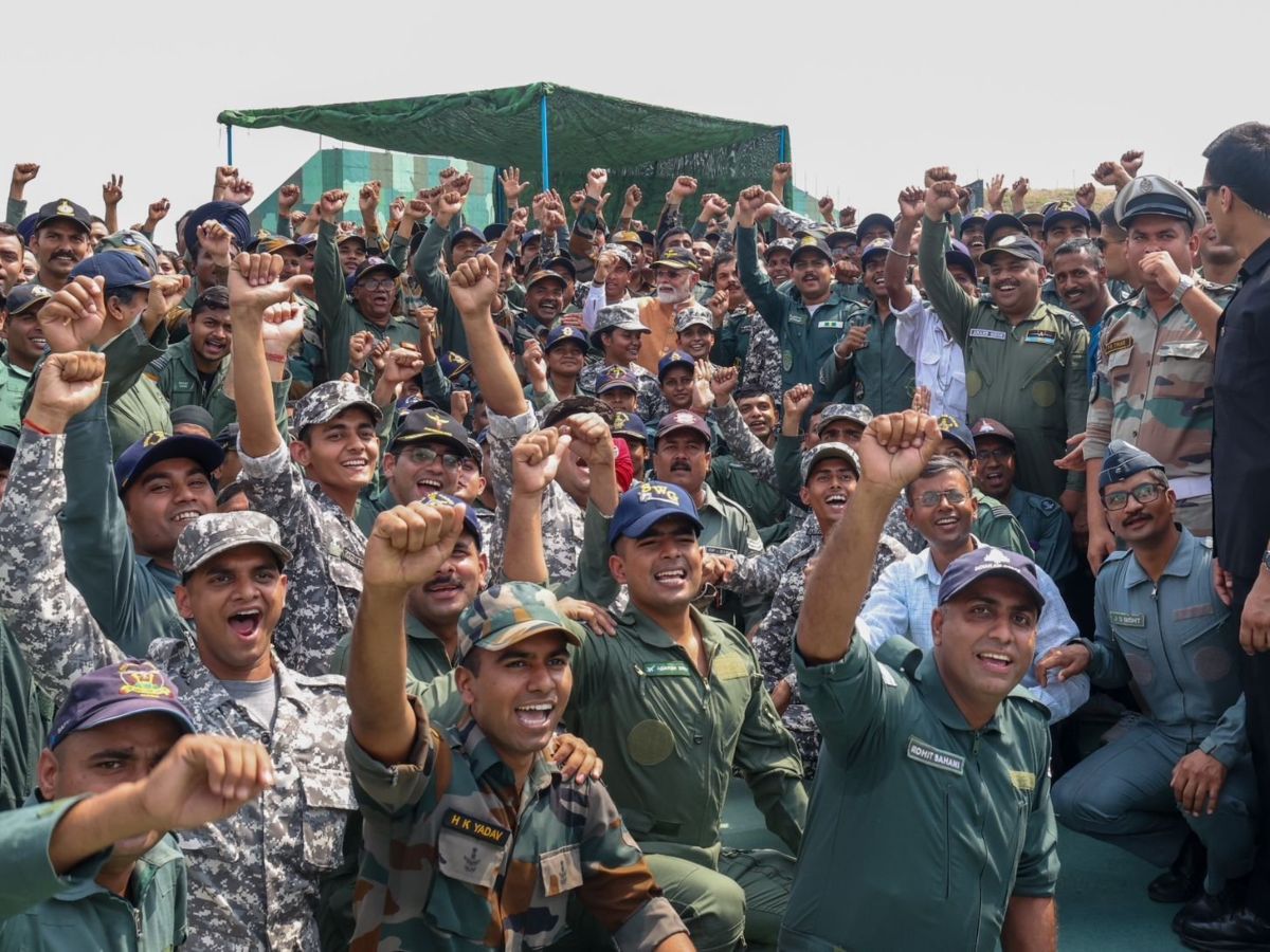 आदमपुर एयरबेस पर जवानों से मिले PM मोदी, पाकिस्तान ने इसी को उड़ाने का किया था झूठा दावा