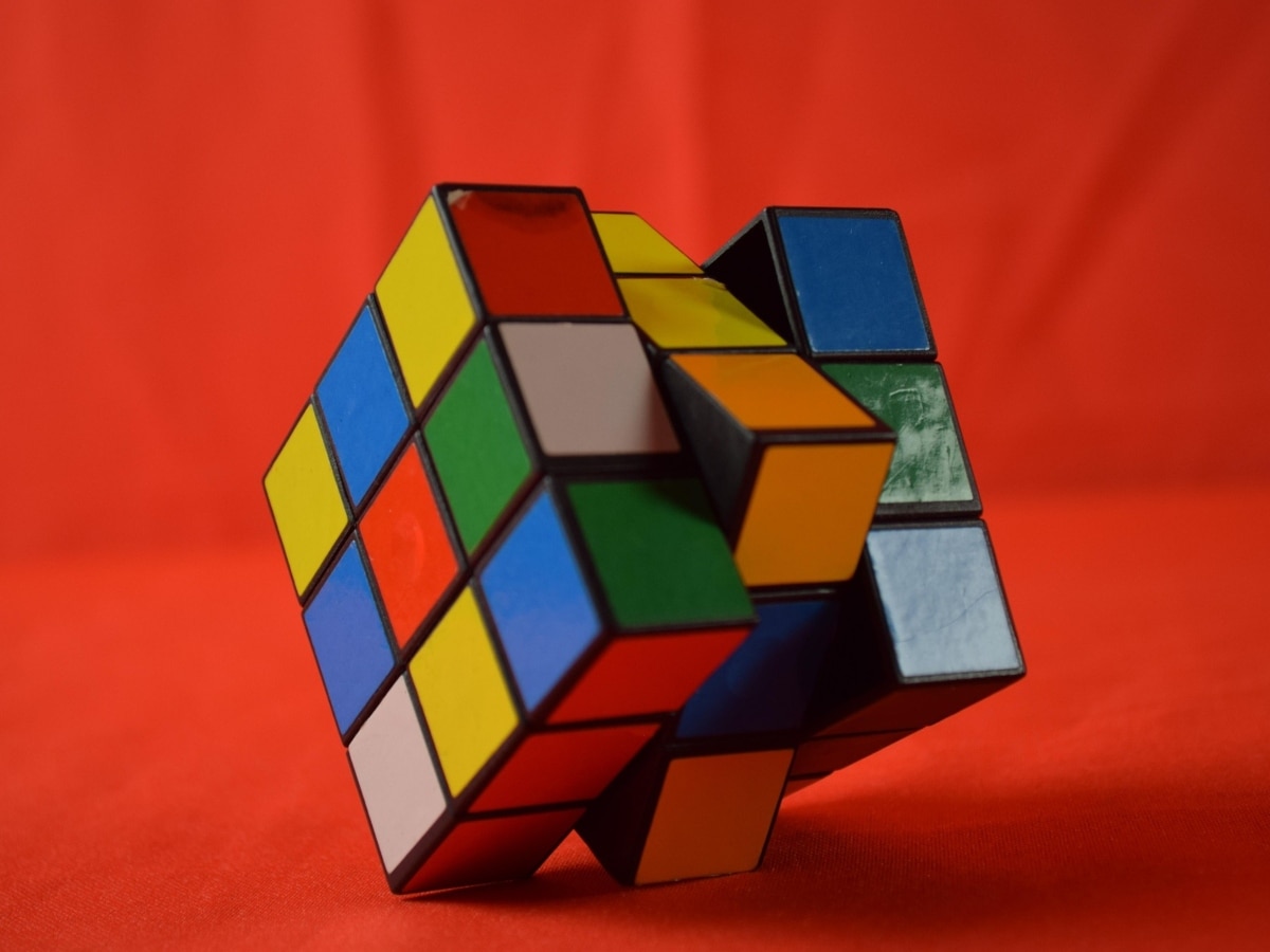 क्या आप भी Rubik Cube सॉल्व नहीं कर पाते? इन आसान ट्रिक्स से तुरंत बन ...