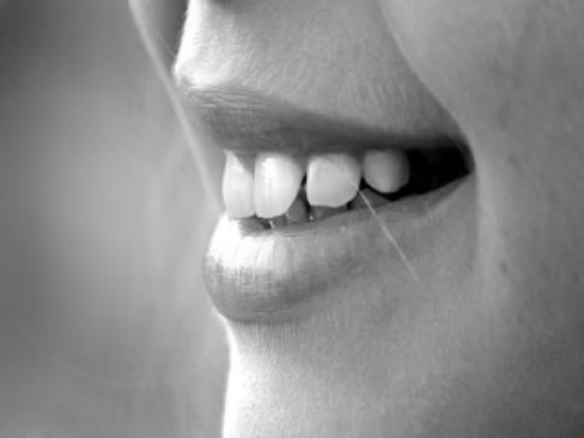 Samudrik Shastra: भाग्यवान लोगों के होते हैं ऐसे दांत, पाते हैं धन-दौलत ...