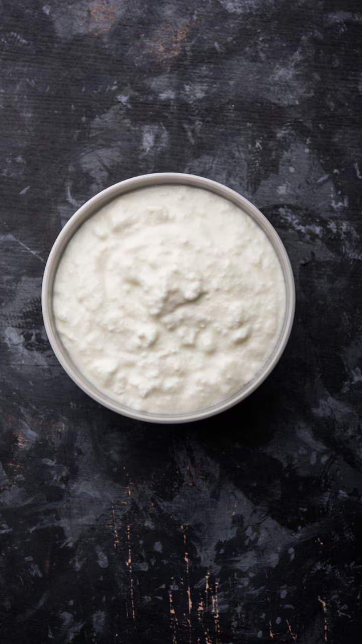 सुबह खाली पेट खा लें दही, सेहत को मिलेंगे ये जबरदस्त फायदे