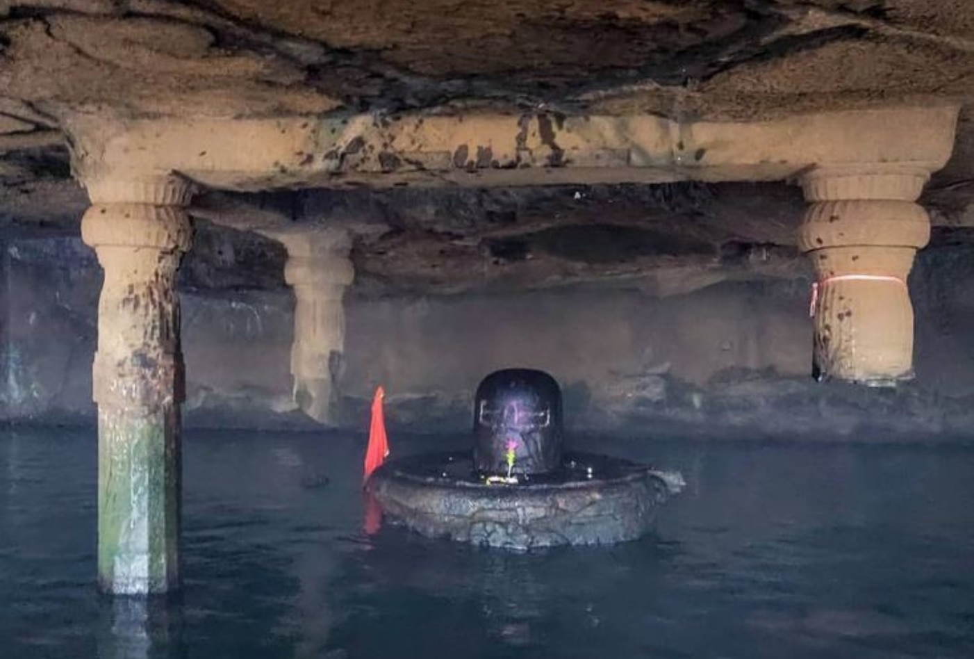 सिर्फ एक पिलर पर टिका हुआ है भगवान शिव का ये चमत्कारी मंदिर! इसके ...
