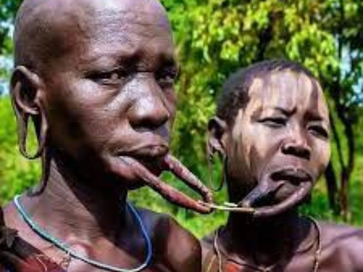 क्या आप ये सह पाएंगी? यहां लड़कियों के होठों पर टांकी जाती है डिस्क ...