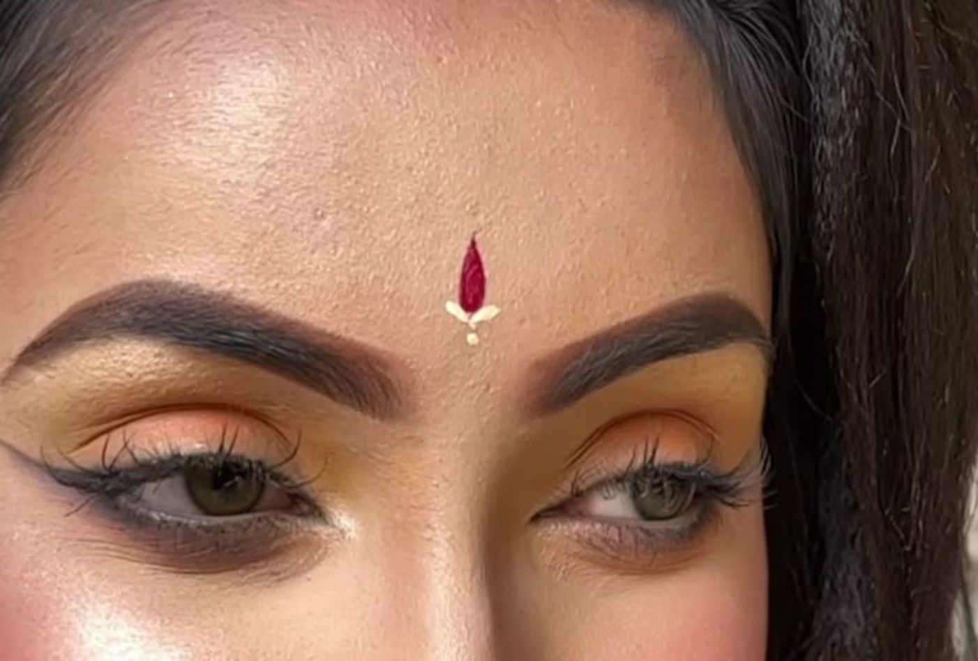 माथे पर बिंदी ऊपर लगाना चाहिए या नीचे? जानिए क्या है शास्त्रों के ...