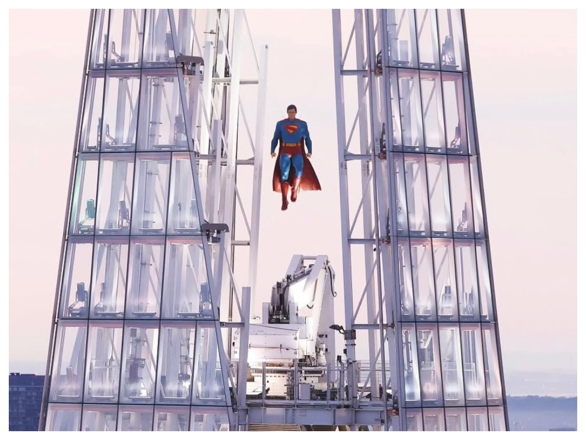 लंदन की सबसे ऊंची इमारत के ऊपर उड़ता दिखा 'सुपरमैन', जिसने भी देखा ...