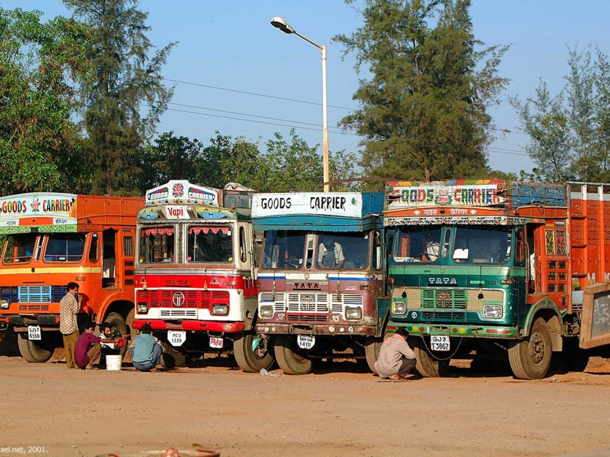 भारतीय ट्रकों के पीछे क्यों लिखें होते हैं 'Use Dipper At Night ...