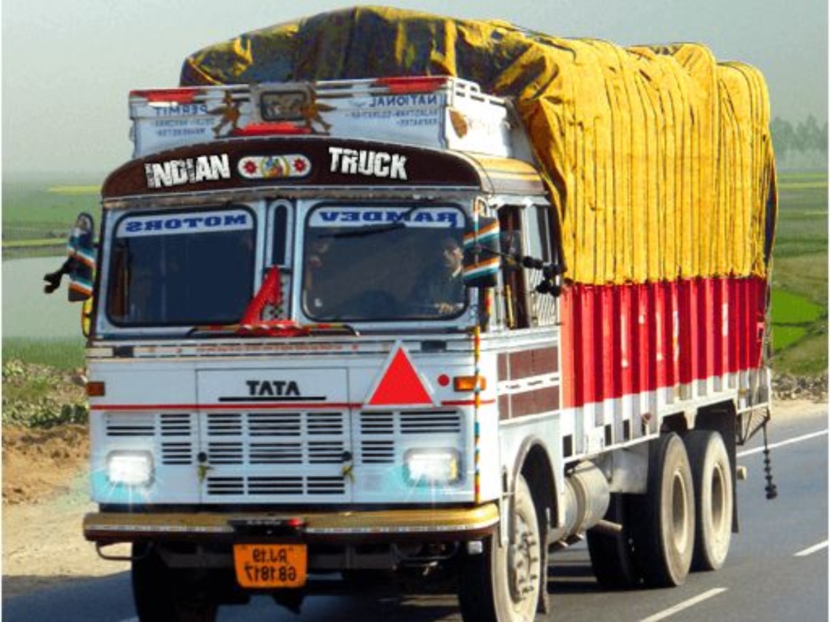 भारतीय ट्रकों के पीछे क्यों लिखें होते हैं 'Use Dipper At Night ...