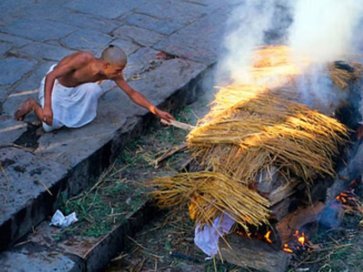 हिंदू धर्म में अंतिम संस्कार में क्यों नहीं जाती महिलाएं? श्‍मशान घाट ...
