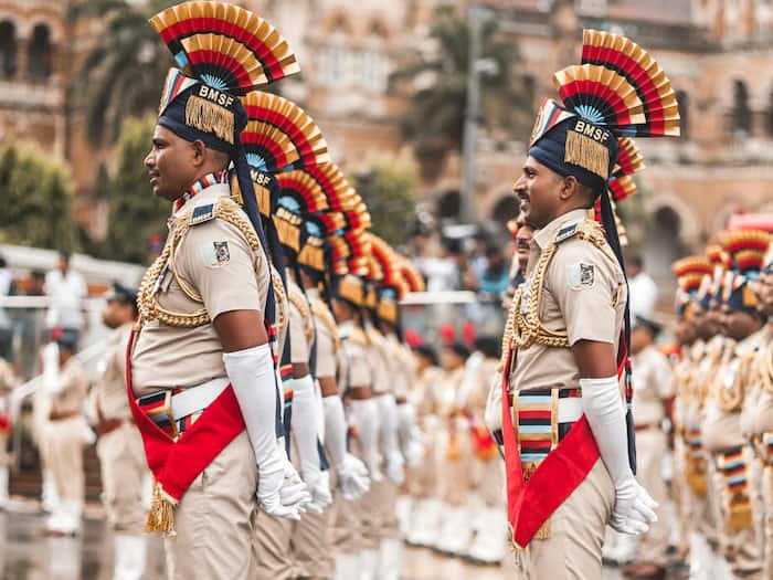 DM और SDM का कैसे होता है चयन और क्या है इनकी पावर? मिलती हैं कौन-कौन ...