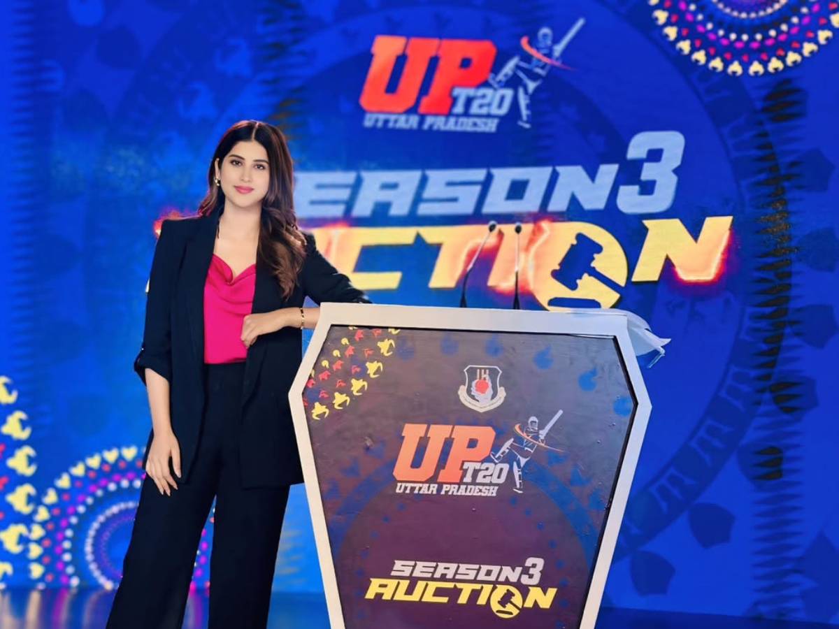 UP T20 लीग में ग्लैमरस का तड़का लगा रहीं ये महिला एंकर्स, तस्वीरों से ...