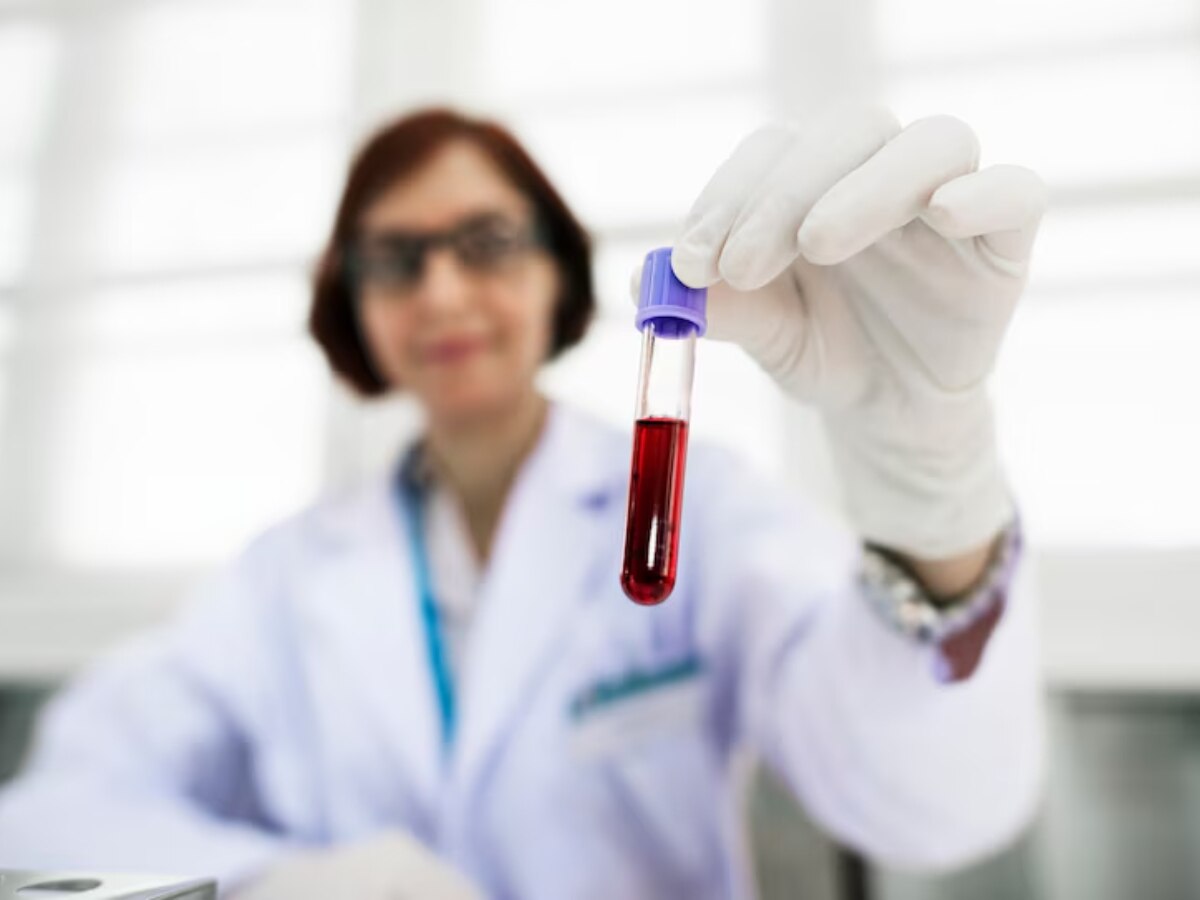 दुनिया का सबसे अनोखा ब्लड ग्रुप, केवल एक व्यक्ति में मौजूद, जानें कौन ...