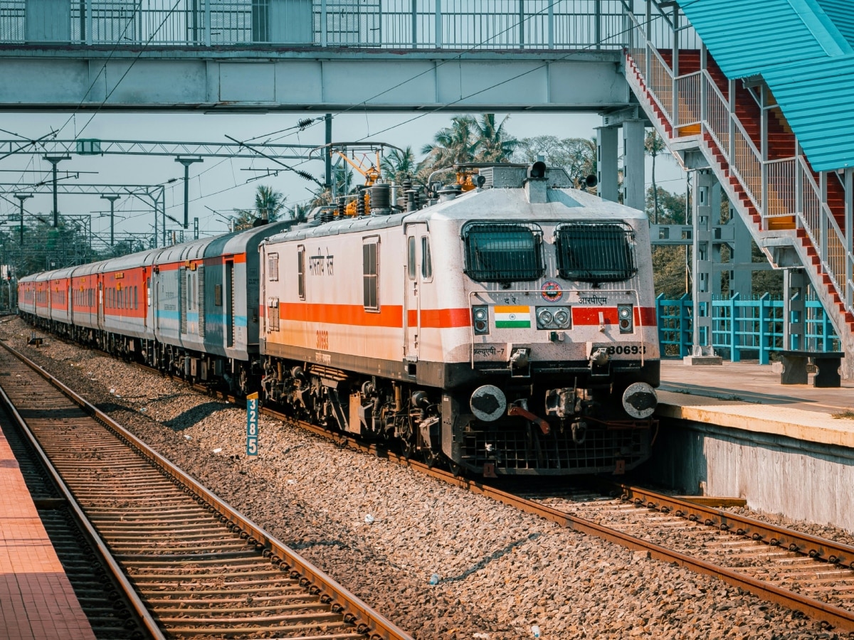 अब रेल यात्रियों को नहीं ठग पाएंगे फर्जी वेंडर्स, जानें क्या है Indian ...