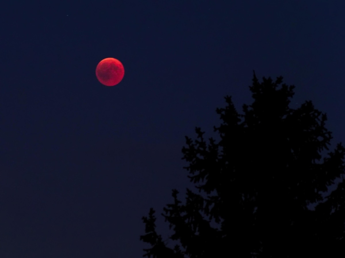 Lunar Eclipse: सूर्यग्रहण से भी ज्यादा रहस्यमयी है चंद्रग्रहण! दिन में ...
