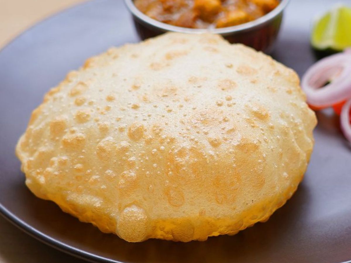 तलते वक्त पूड़ियां पी जाती हैं सारा तेल? बस डालिए कढ़ाई में 1 चम्मच ये ...
