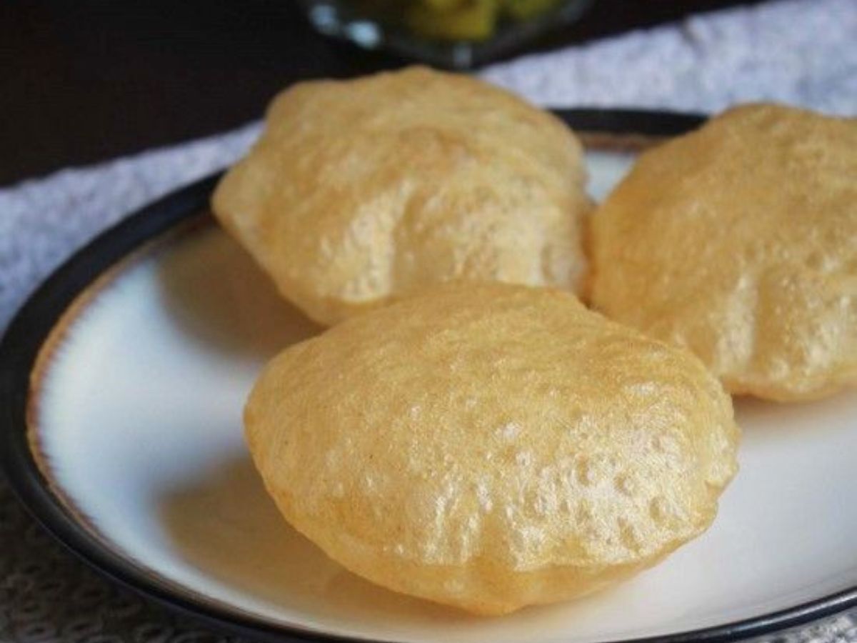 तलते वक्त पूड़ियां पी जाती हैं सारा तेल? बस डालिए कढ़ाई में 1 चम्मच ये ...
