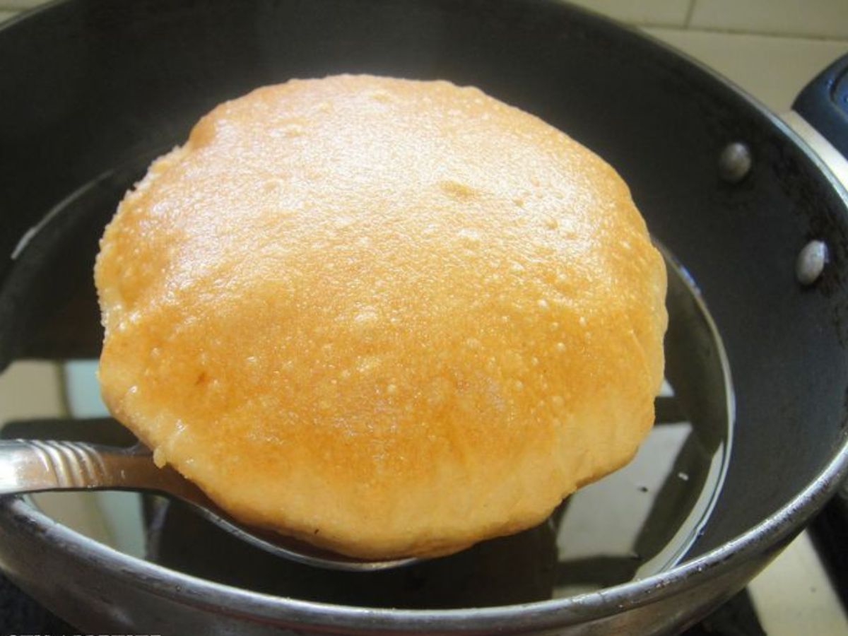 तलते वक्त पूड़ियां पी जाती हैं सारा तेल? बस डालिए कढ़ाई में 1 चम्मच ये ...