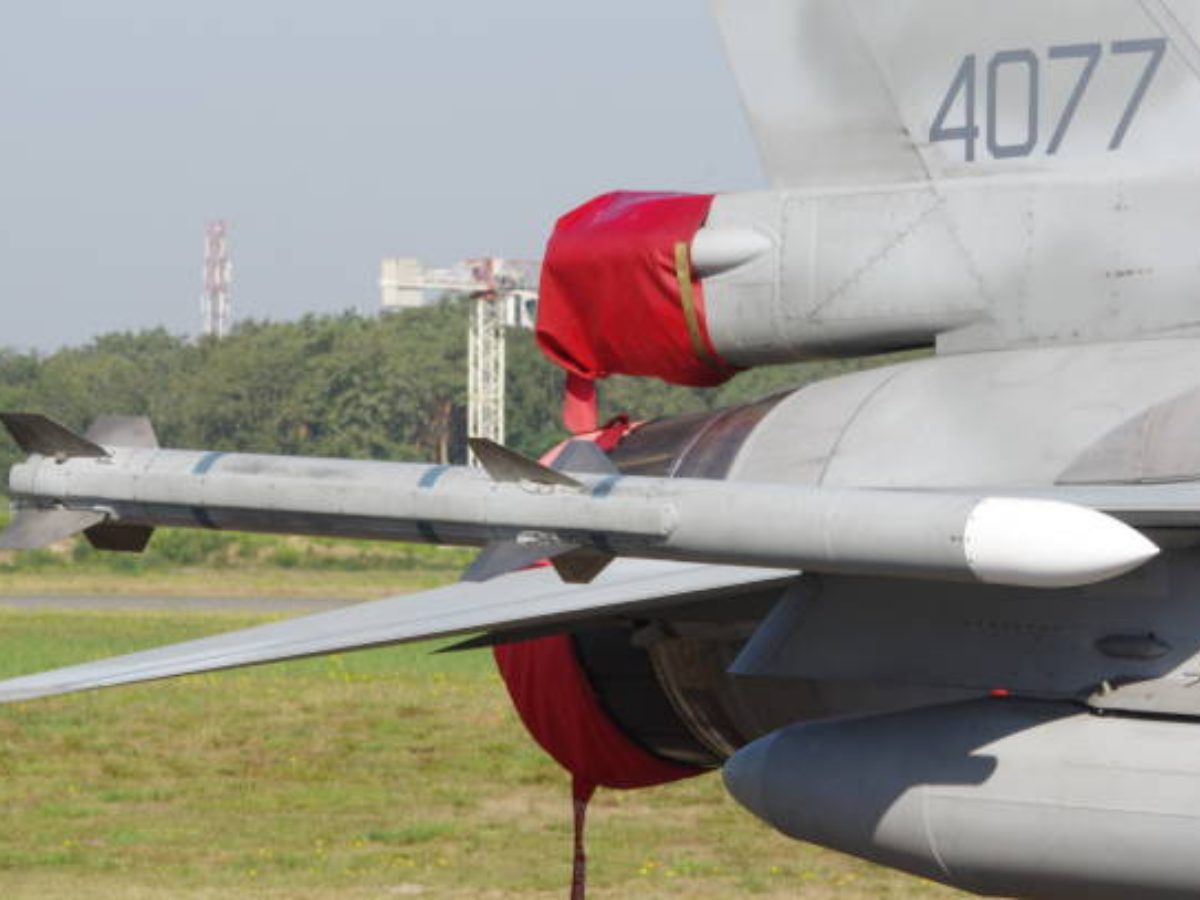 पाकिस्तान को अमेरिका से मिलने वाली है AMRAAM मिसाइलें, जानें कितनी ...