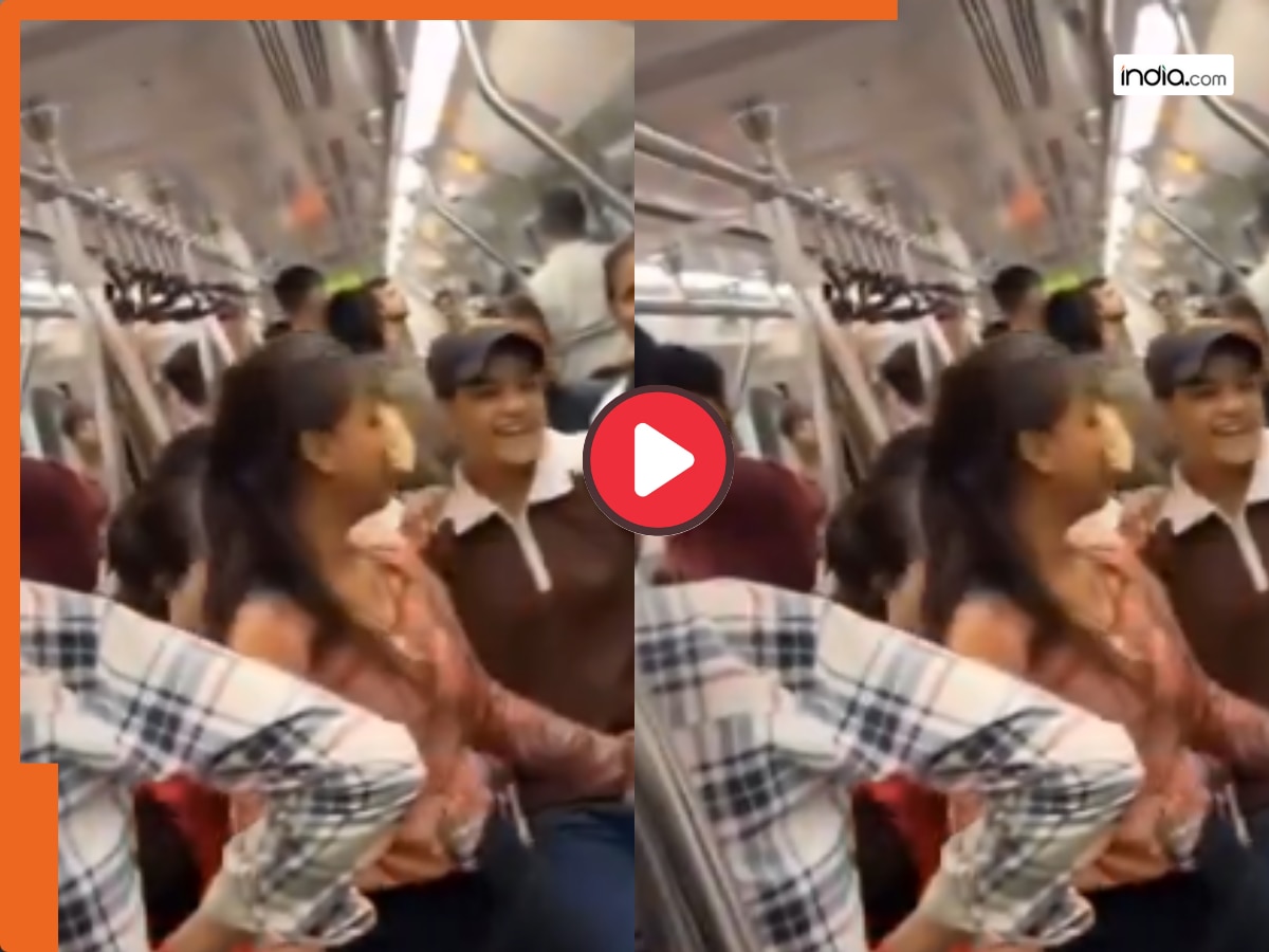 Metro Ka Video: चलती मेट्रो में गाना गाकर ठुमके लगाने लगी लड़कियां ...