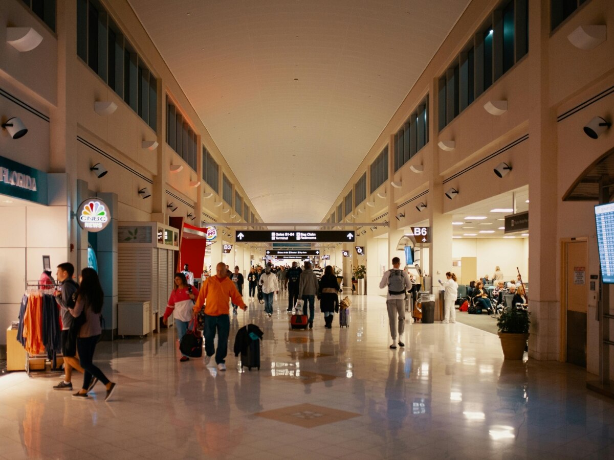 Airport पर क्यों बैग से लैपटॉप निकलवा कर क्यों चेक किया जाता है? जानिए ...