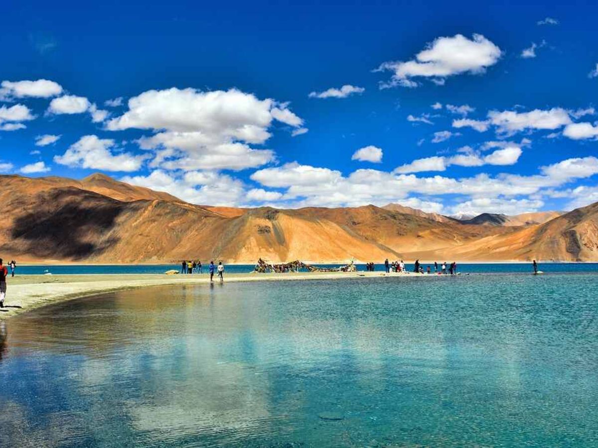ये रहस्मयी झीलें बदल लेती हैं रंग, मौसम के अनुसार दिखाती हैं अलग-अलग ...