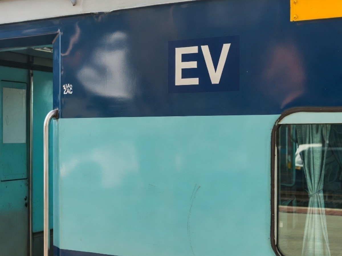 ट्रेन के कोच में 'EV' का क्या है मतलब! सिर्फ इन लोगों का मिलता है इस ...