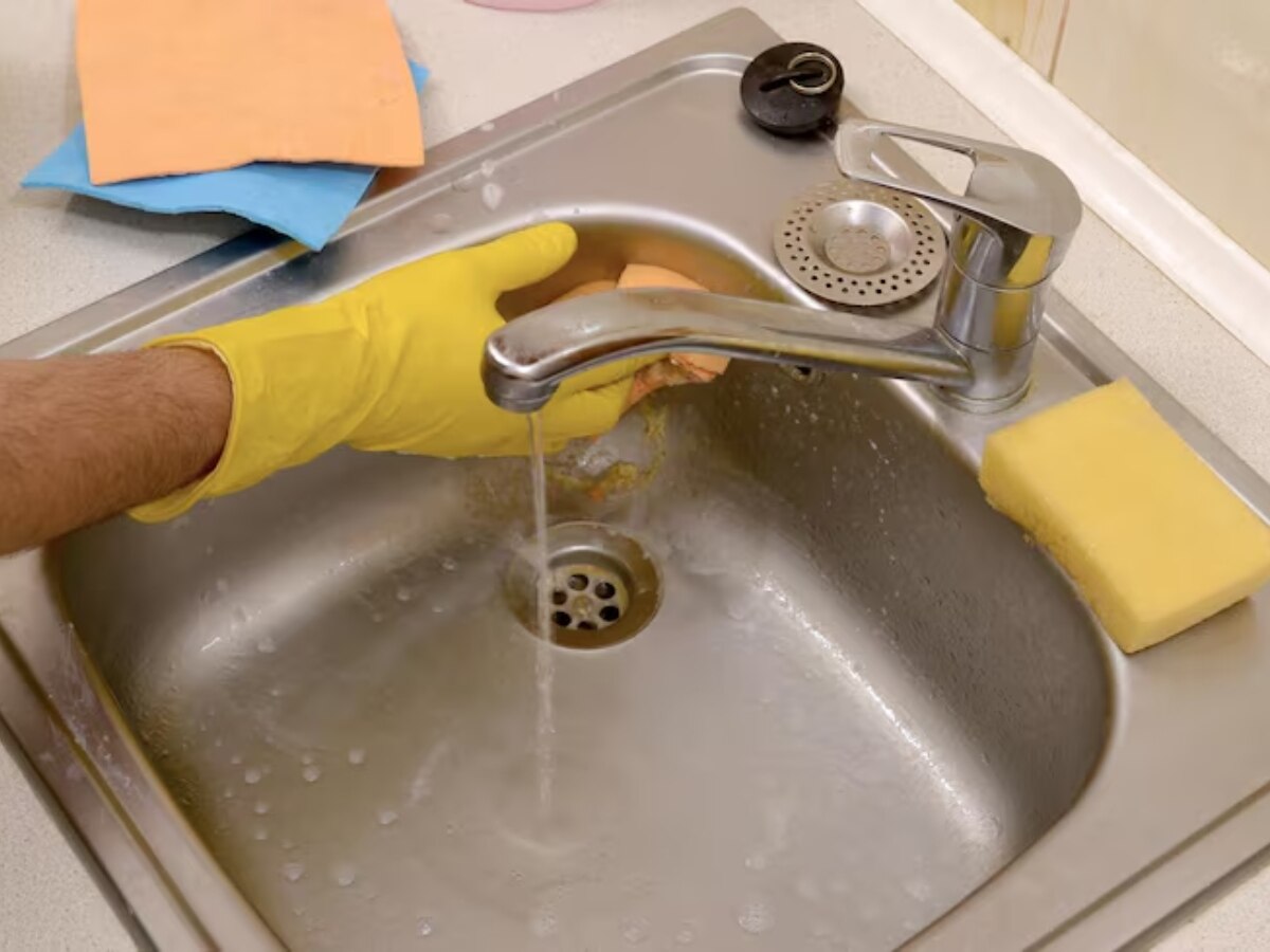 बार-बार ब्लॉक होता है वॉश बेसिन? इन आसान देसी ट्रिक्स से पाइप होगा एकदम ...