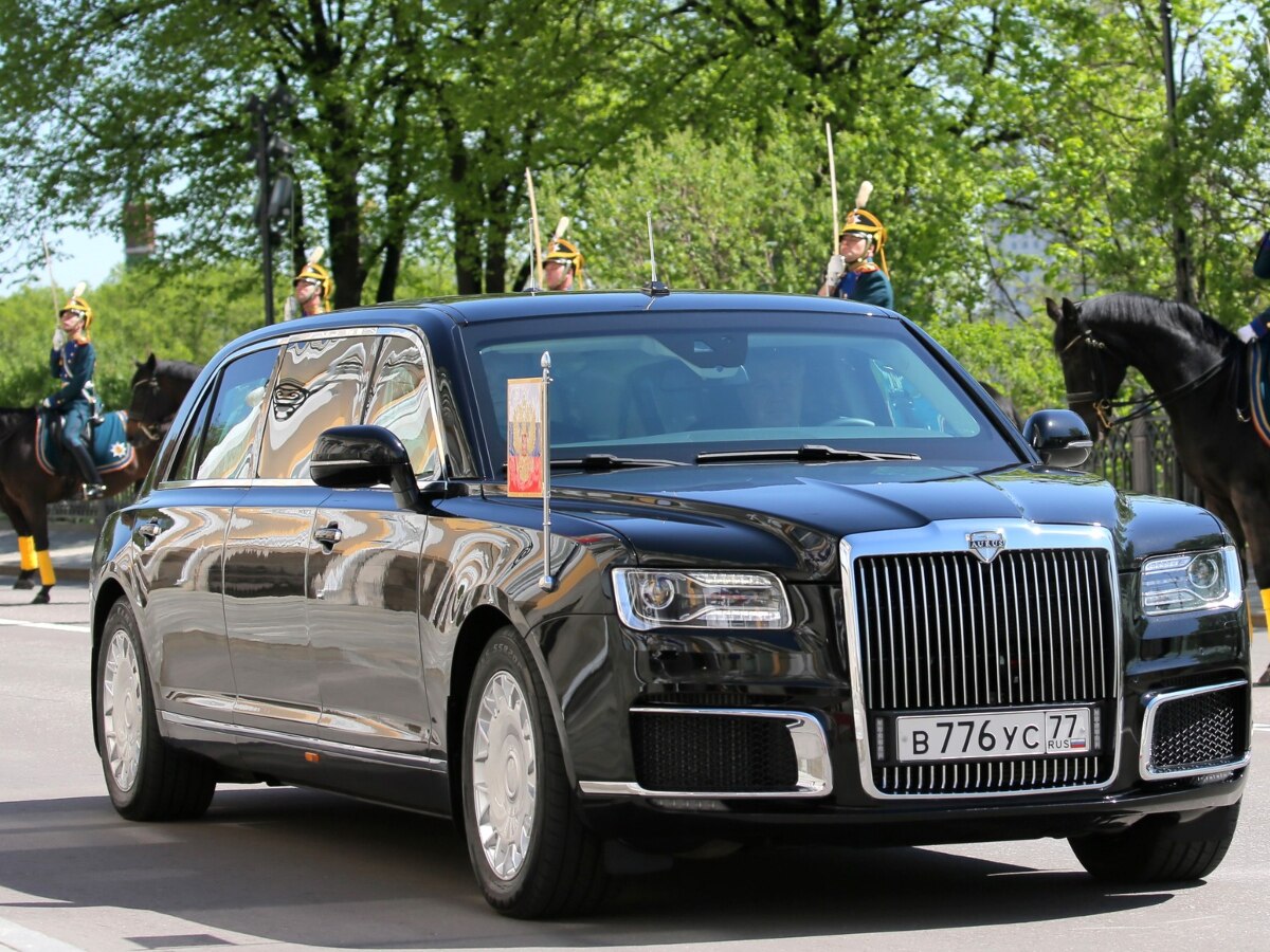 दुनिया की सबसे सुरक्षित कार में सफर करते हैं पुतिन, ग्रेनेड भी नहीं तोड़ सकता कांच! कीमत जान उड़ ...