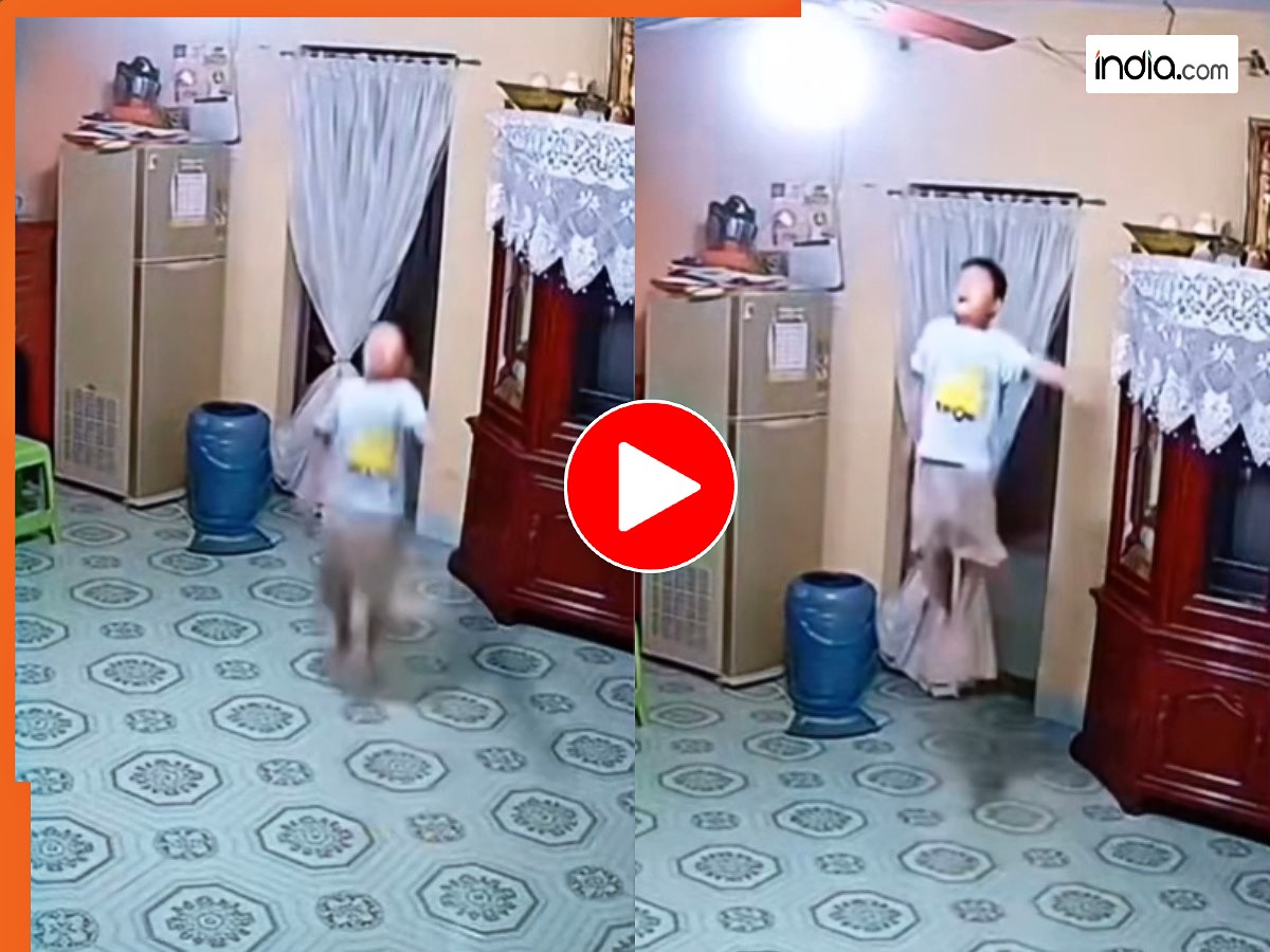 Bhoot Ka Video: अचानक बच्चे पर 'भूत' ने किया अटैक, पहले हवा में उड़ाया ...