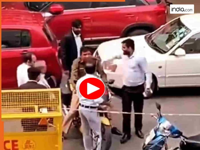 Trending Video: कोर्ट में मचा बवाल! बहस के बाद वकील ने पुलिसकर्मी पर ...