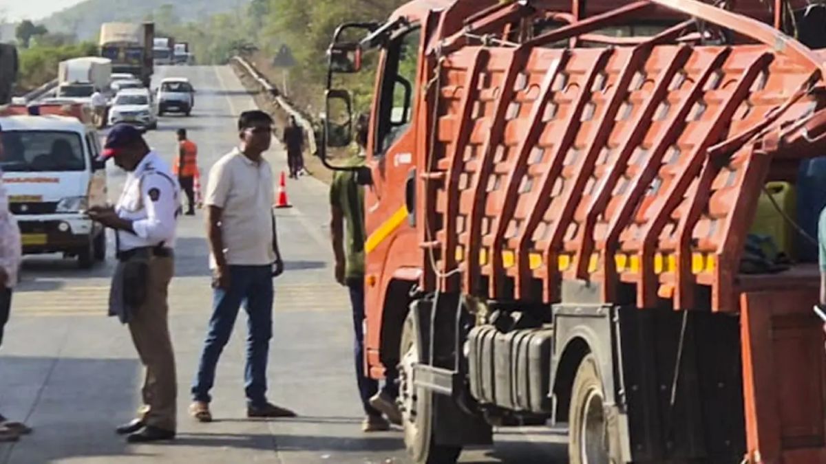 Viral Check: Stuck on the road due to an empty tank during this crisis ...