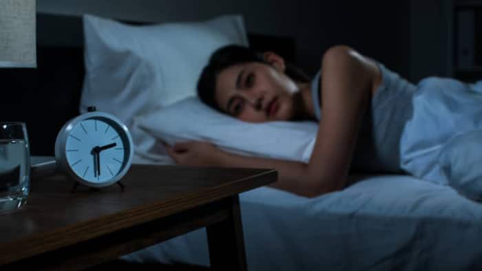रात में केवल बदलते रह जाते हैं करवट? सुकून भरी नींद के लिए तुरंत अपनाएं ...