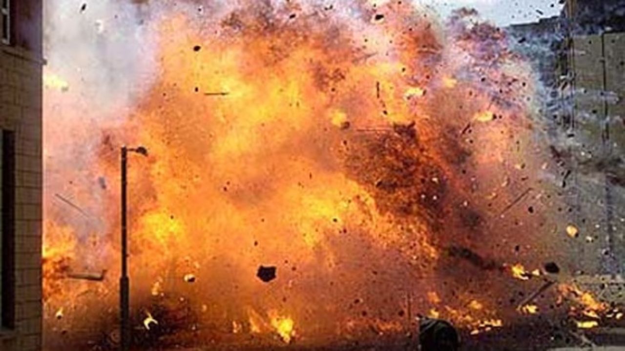 रिहायशी इलाके में चल रही थी पटाखों की फैक्ट्री, फिर हुआ ऐसा धमाका कि 8 ...